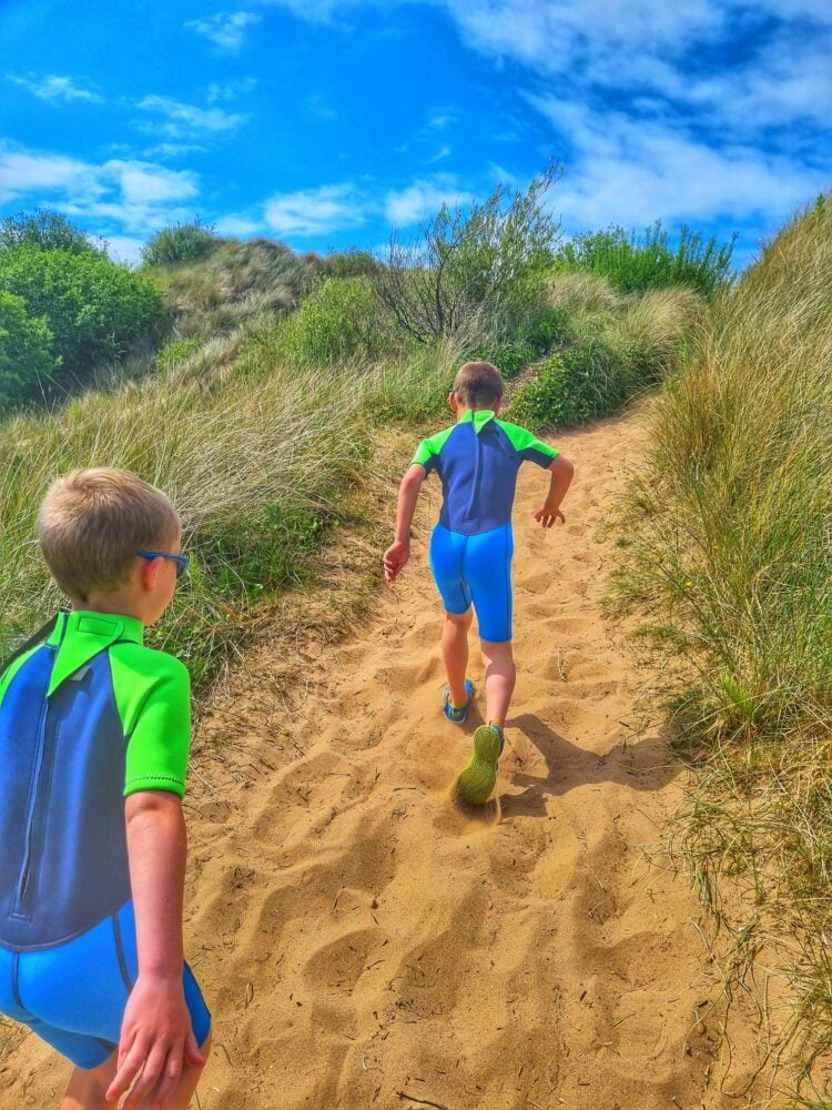 Wetsuits for kids: what to consider - Mummy Fever